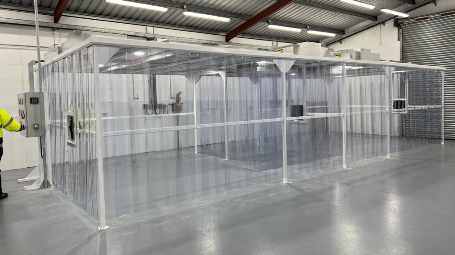 High-purity pipe fabrication cleanroom with ISO4 pods